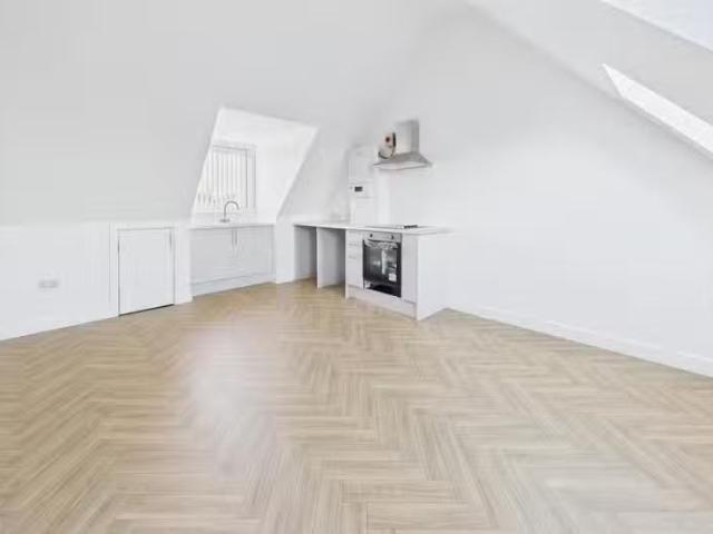 Charming 1 BA 1 bedroom apartment for rent in Charter Avenue.
