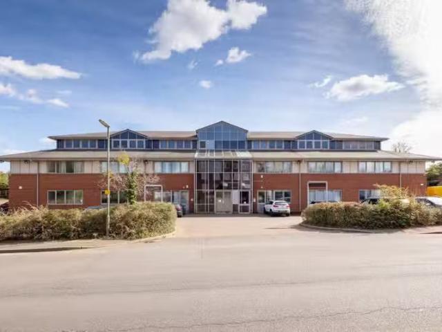 Nice 1 BA 1 bedroom apartment for rent in Cleeve Road, Leather.
