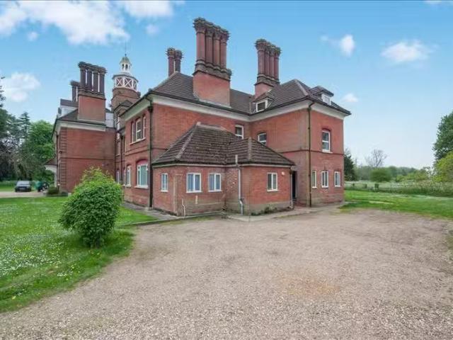 Nice 1 BA 1 bedroom apartment for rent in East Hall, Lodge Roa.