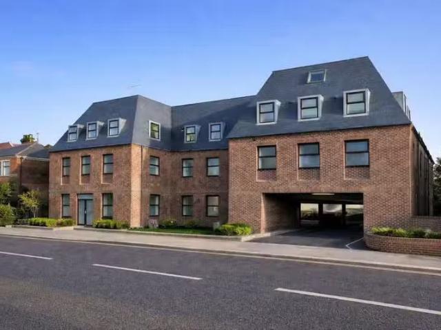 Nice 1 BA 1 bedroom apartment for rent in London Road, High Wy.