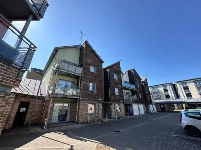 For Rent! 1 BA 1 bedroom apartment for rent in Marine House, Q.