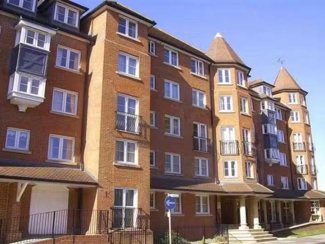 Deal! 1 BA 1 bedroom flat for rent in Castlemeads Court, Glouc.