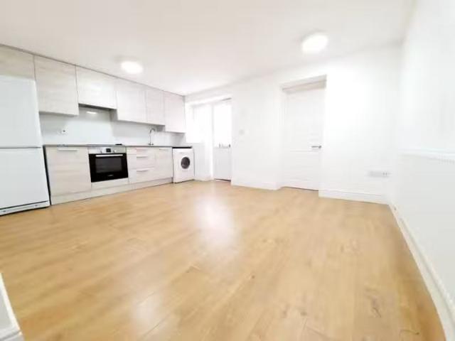 Cheap 1 BA 1 bedroom flat for rent in Chatsworth Road, Clapton.