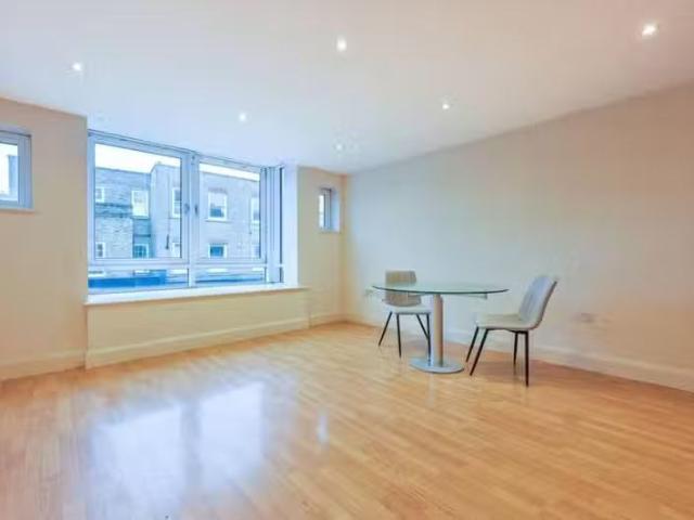 Cozy 1 BA 1 bedroom flat for rent in Clarendon House, Kingston.