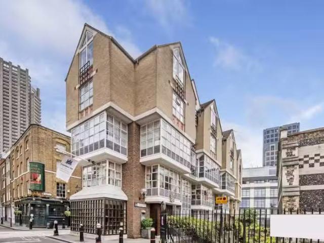New 1 BA 1 bedroom flat for rent in Cloth Fair, City of London.