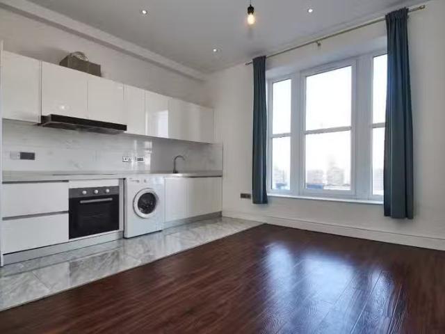Nice 1 BA 1 bedroom flat for rent in Broad Street, Staple Hill.