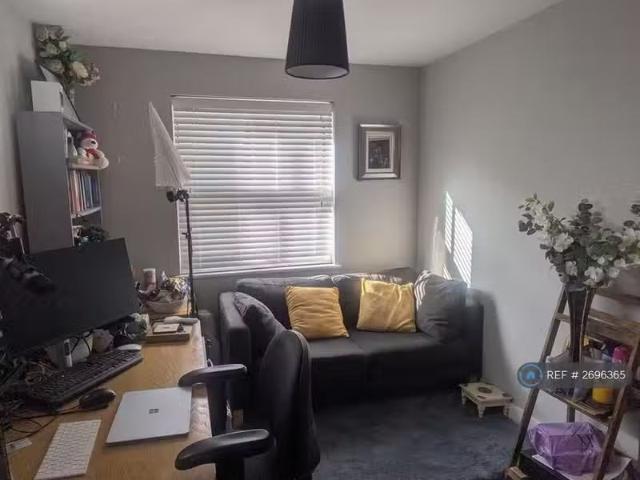 Just in! 1 BA 1 bedroom flat for rent in Burleigh Road, St. Al.