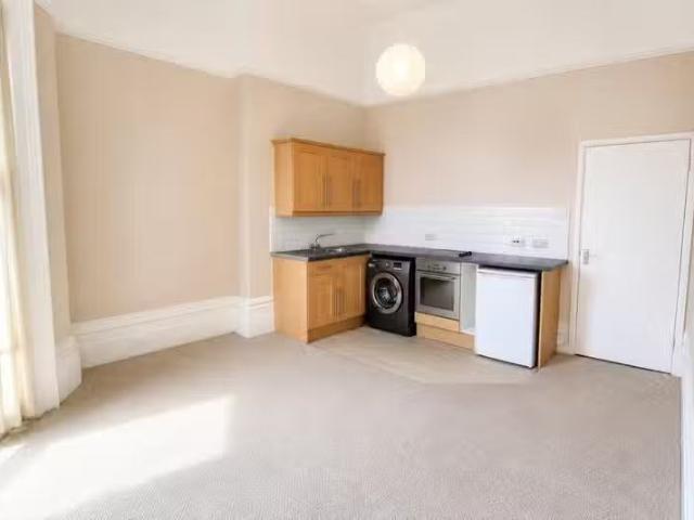 Just in! 1 BA 1 bedroom flat for rent in Denmark Terrace, Brig.