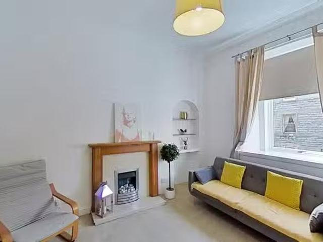 Just in! 1 BA 1 bedroom flat for rent in King Street, Musselbu.