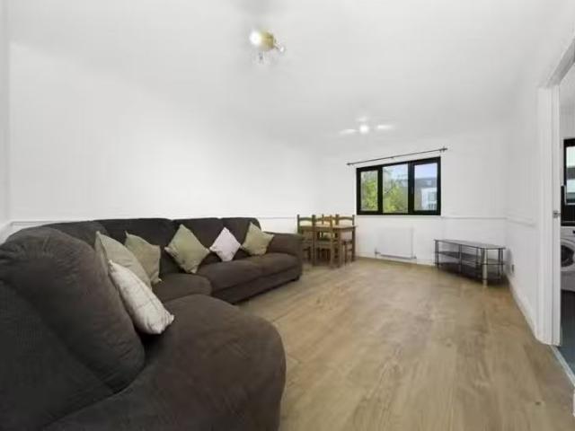 Unique 1 BA 1 bedroom flat for rent in Hewison Street, Bow, Lo.