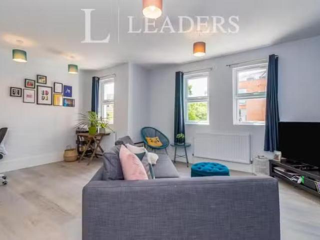 Just in! 1 BA 1 bedroom flat for rent in Hersham Road, KT12