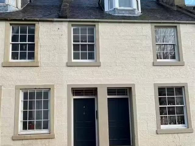 Cheap 1 BA 1 bedroom flat for rent in High Street, Newburgh, C.