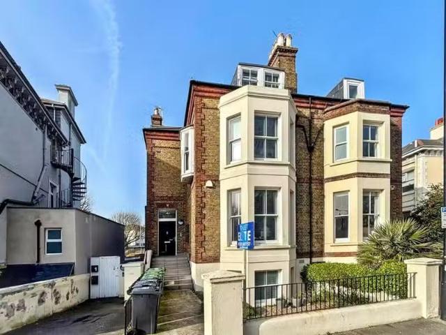 Unique 1 BA 1 bedroom flat for rent in Lismore Road, Eastbourn.