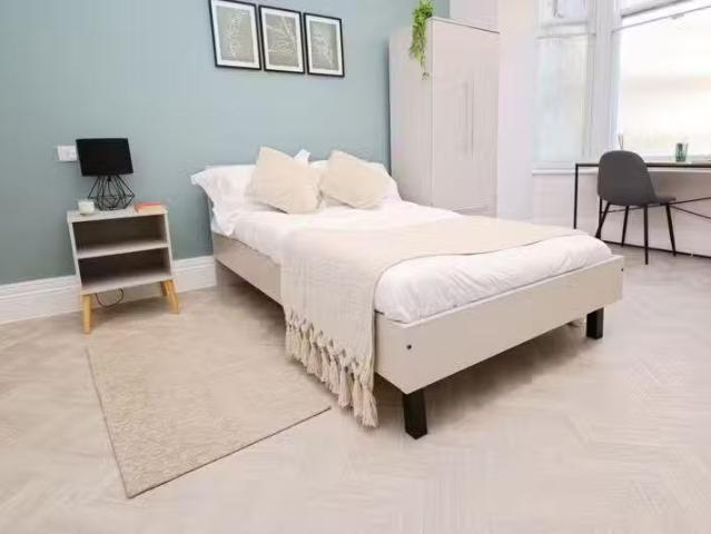 Deal! 1 BA 1 bedroom flat for rent in Luxury apartment with bi.