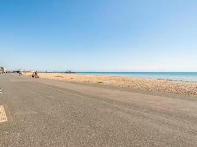 Unique 1 BA 1 bedroom flat for rent in Marine Parade, Worthing.