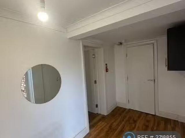 Nice 1 BA 1 bedroom flat for rent in Slades Hill, Enfield, EN2