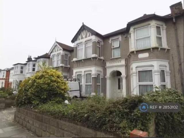 Cheap 1 BA 1 bedroom flat for rent in The Drive, Ilford, IG1