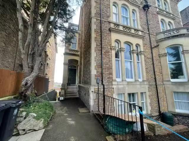 Deal! 1 BA 1 bedroom flat for rent in Upper Belgrave Road, BRI.