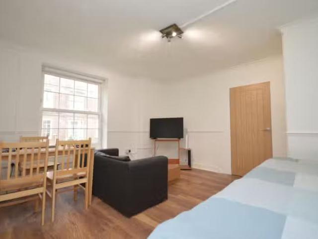 Cheap 1 BA 1 bedroom flat share for rent in Baxter House, Towe.