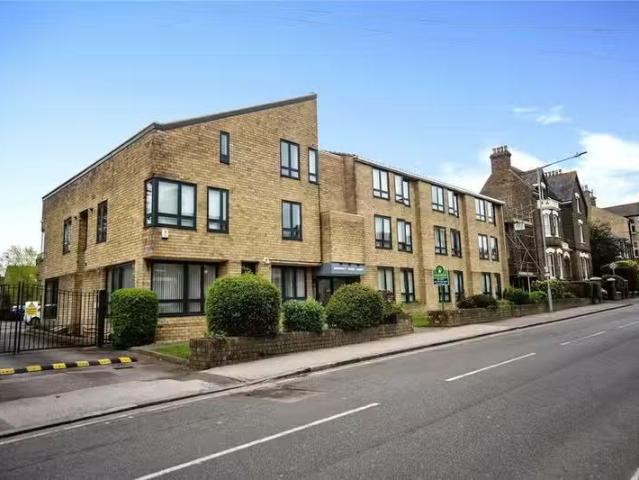 Nice 1 BA 1 bedroom Flat to rent, Herbert Dane Court, Newton R.