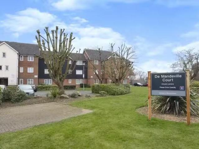 Nice 1 BA 1 bedroom Flat to rent, Mandeville Court, Chingford.