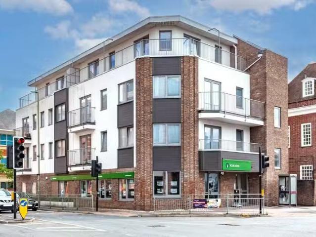New 1 BA 1 bedroom Flat to rent, Station Road, Egham, TW20 £1.
