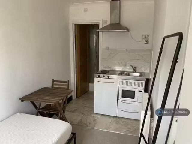 New 1 BA 1 bedroom house share for rent in Waltham Road, Woodf.