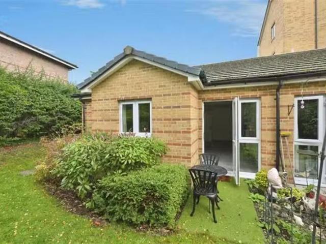 Cheap 1 BA 1 bedroom retirement property for rent in Cliff Ric.