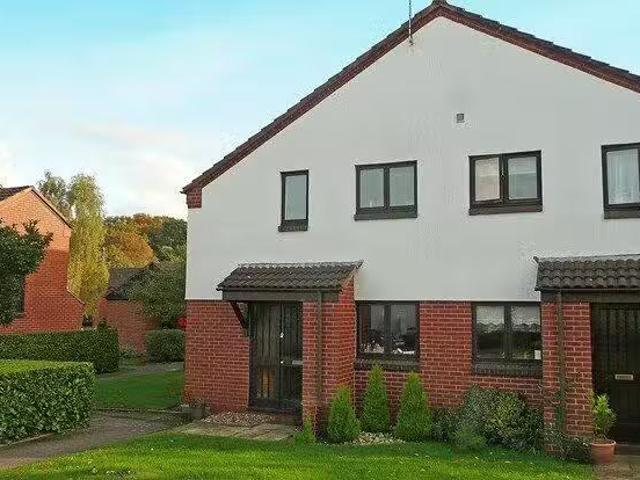 Nice 1 BA 1 bedroom semi detached house for rent in Spring Poo.