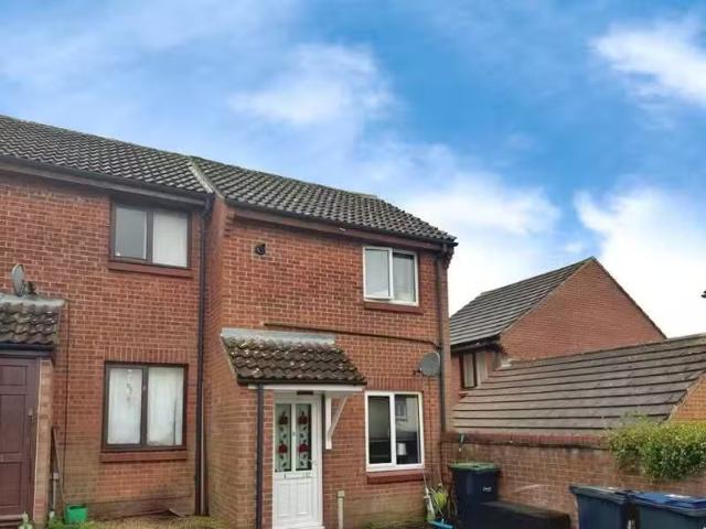Nice 1 BA 1 bedroom terraced house for rent in Hillside Park.