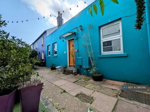 Just in! 1 BA 1 bedroom terraced house for rent in Trafalgar T.
