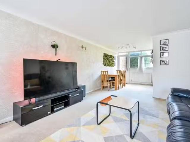 Just in! 1 BA 2 bedroom maisonette for rent in Moorholme, Woki.