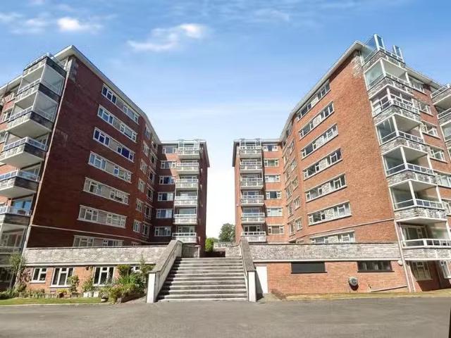 Just in! 1 BA 2 bedroom apartment for rent in West Cliff Road.