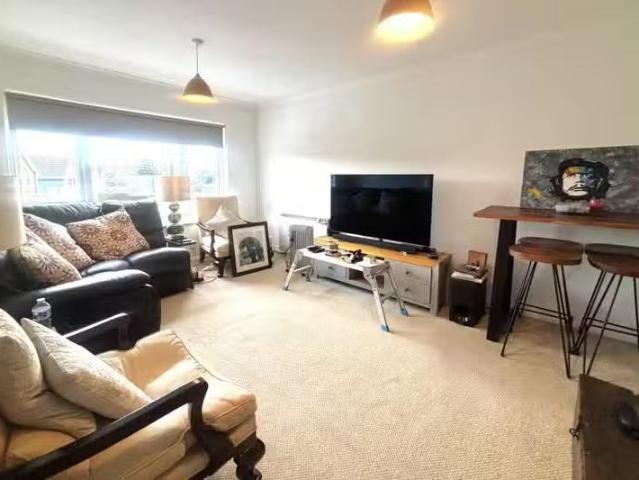 Deal! 1 BA 2 bedroom apartment for rent in West End, Woking, S.
