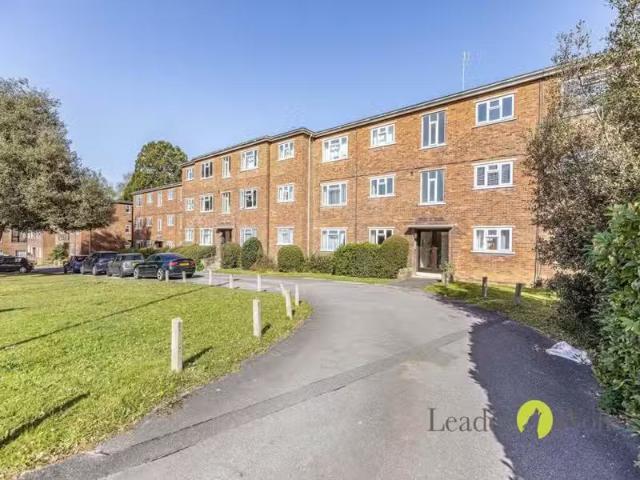 Cozy 1 BA 2 bedroom apartment for rent in Westbury Court, Park.