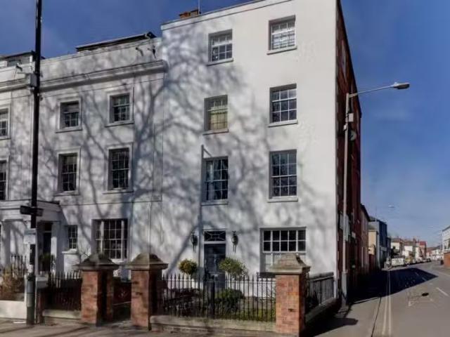 Charming 1 BA 2 bedroom apartment for rent in Willes Road, Lea.