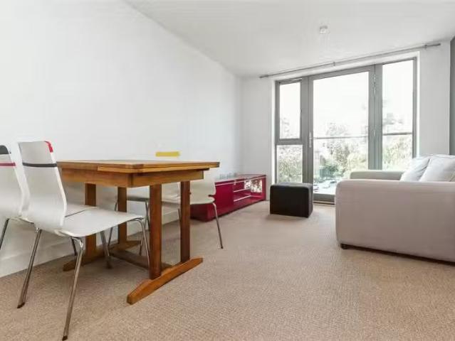 Charming 1 BA 2 bedroom apartment for rent in Armidale Place.