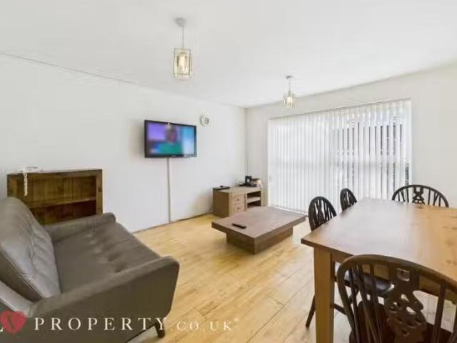 Deal! 1 BA 2 bedroom apartment for rent in Friary Close, 1 Ham.