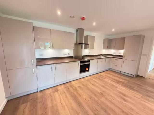 Unique 1 BA 2 bedroom apartment for rent in Golding Close, Cri.