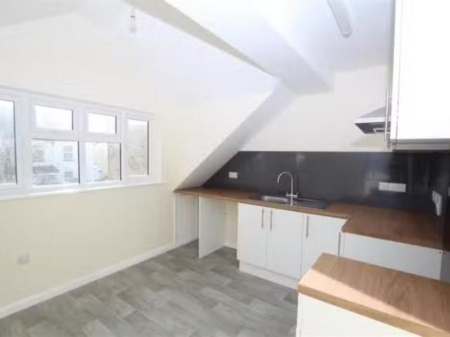 Charming 1 BA 2 bedroom apartment for rent in High Street, Ilf.