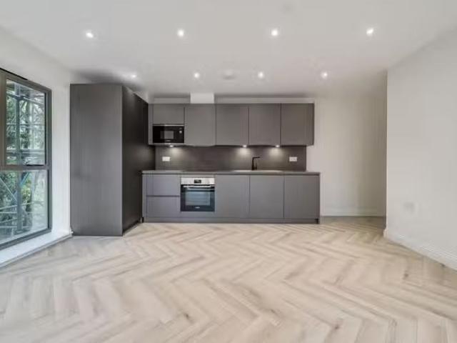 Charming 1 BA 2 bedroom apartment for rent in Hutchins Close.