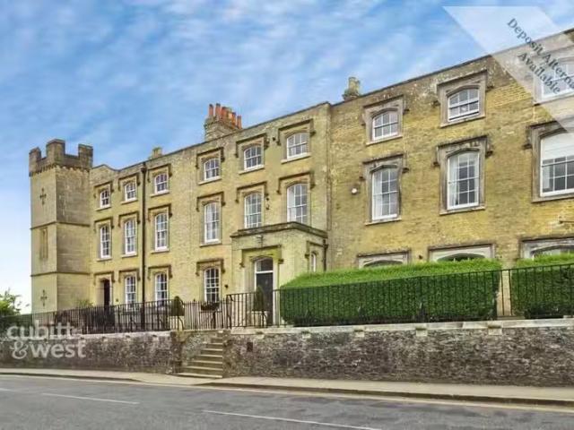 Just in! 1 BA 2 bedroom apartment for rent in London Road Arun.