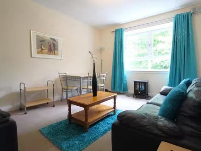 Just in! 1 BA 2 bedroom apartment for rent in Powis Crescent.