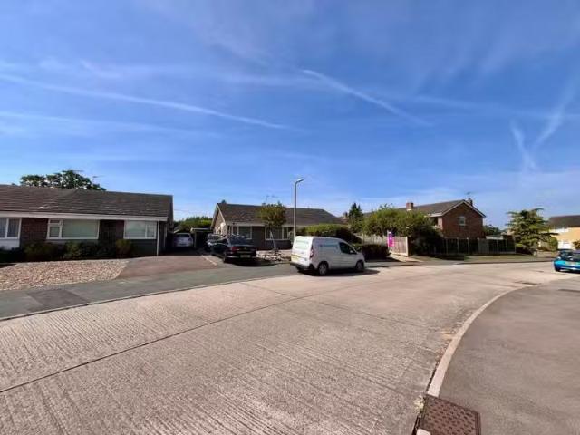 Just in! 1 BA 2 bedroom bungalow for rent in Claremont Road, W.