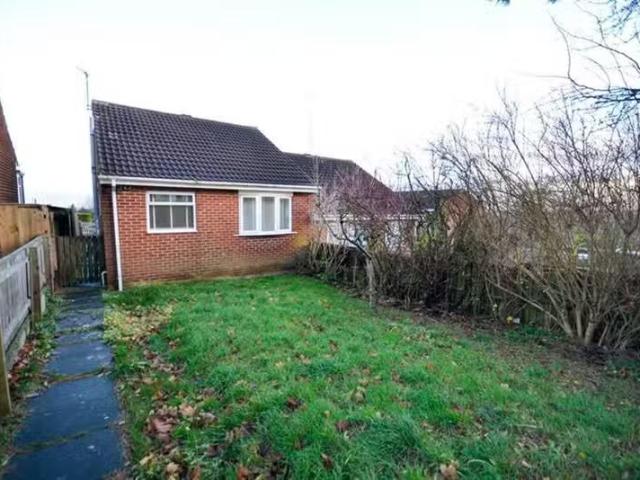 Deal! 1 BA 2 bedroom bungalow for rent in Kinross Drive, Stanl.