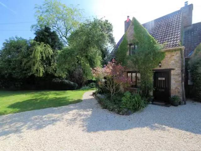 Cozy 1 BA 2 bedroom cottage for rent in Stidcot Lane, Tytherin.