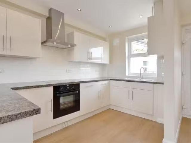 Just in! 1 BA 2 bedroom duplex for rent in Riverside Mansions.