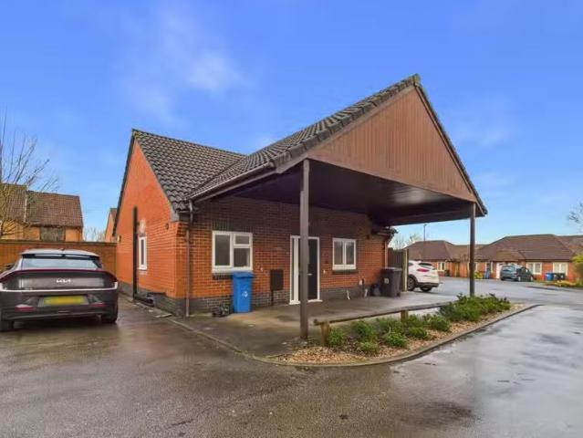 Cheap 1 BA 2 bedroom detached bungalow for rent in Merlin Gree.