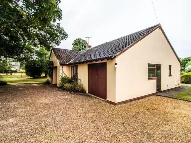 Rental! 1 BA 2 bedroom detached bungalow for rent in Kings Mil.