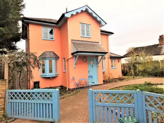 Just in! 1 BA 2 bedroom detached house for rent in Hopkins Yar.